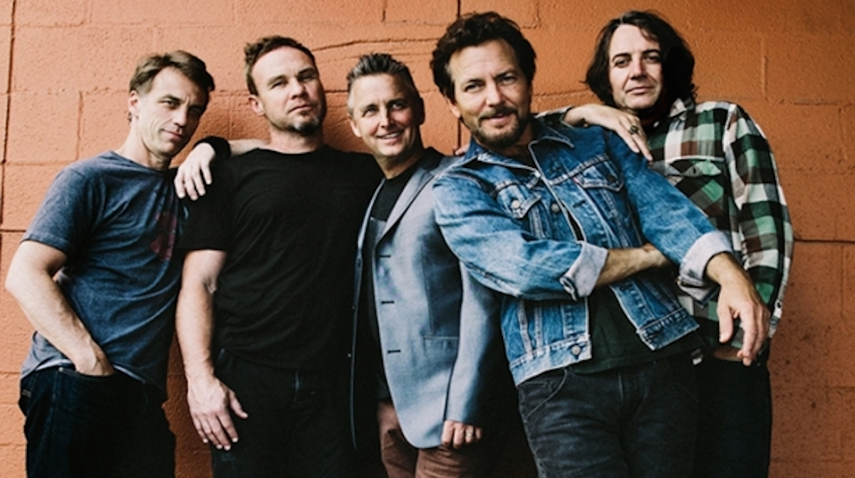 Pearl Jam Pays Tribute to Paris Attack Victims - Best Classic Bands