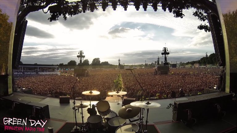 Massive Crowd Sings 'Bohemian Rhapsody' - Best Classic Bands