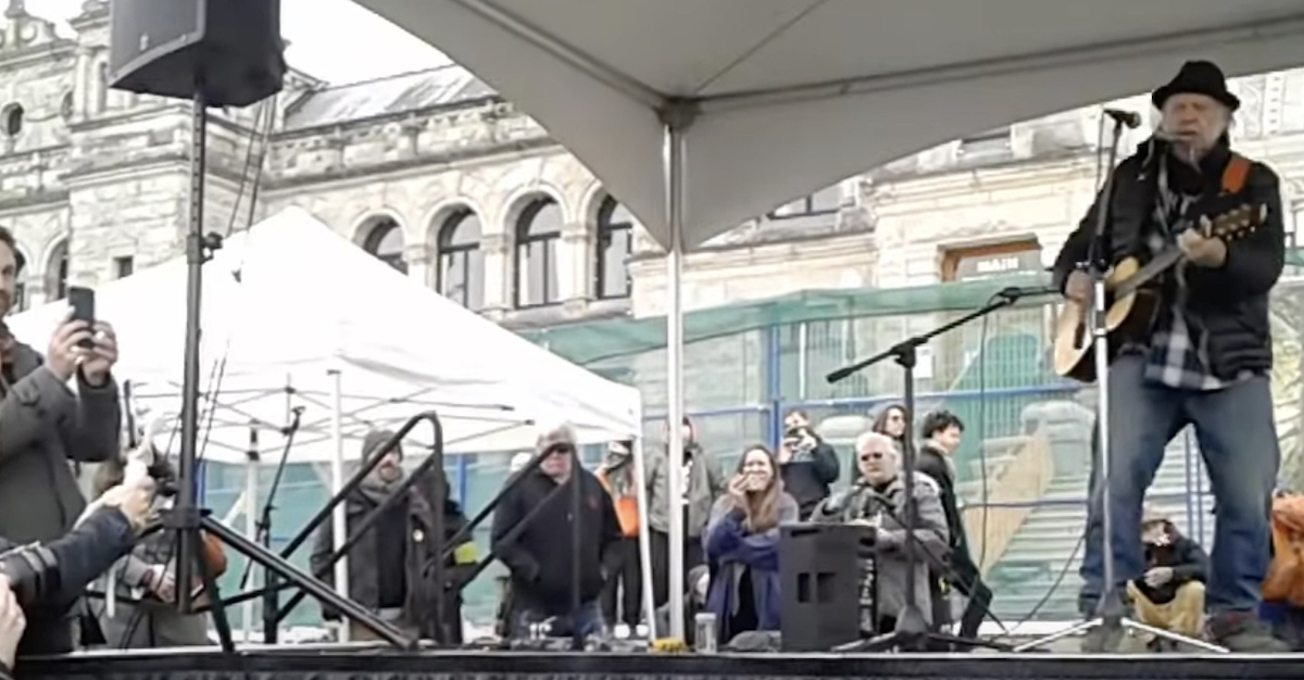 Neil Young Makes 1st Live Public Performance in Years - Best Classic Bands