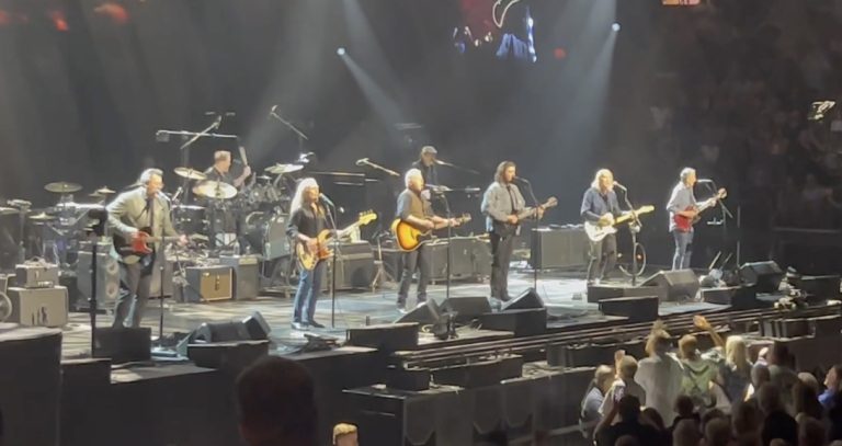 Eagles Open Final Tour With Long Distance Dedications | Best Classic Bands