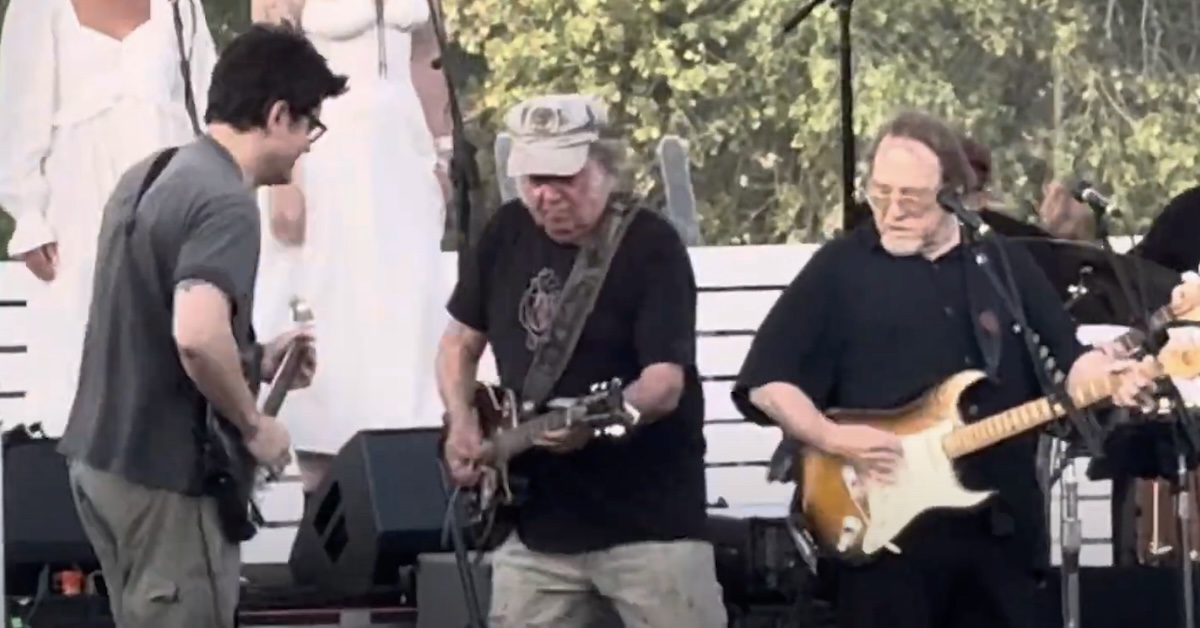 Neil Young, Stephen Stills Play 2024 Harvest Moon Benefit Concert ...
